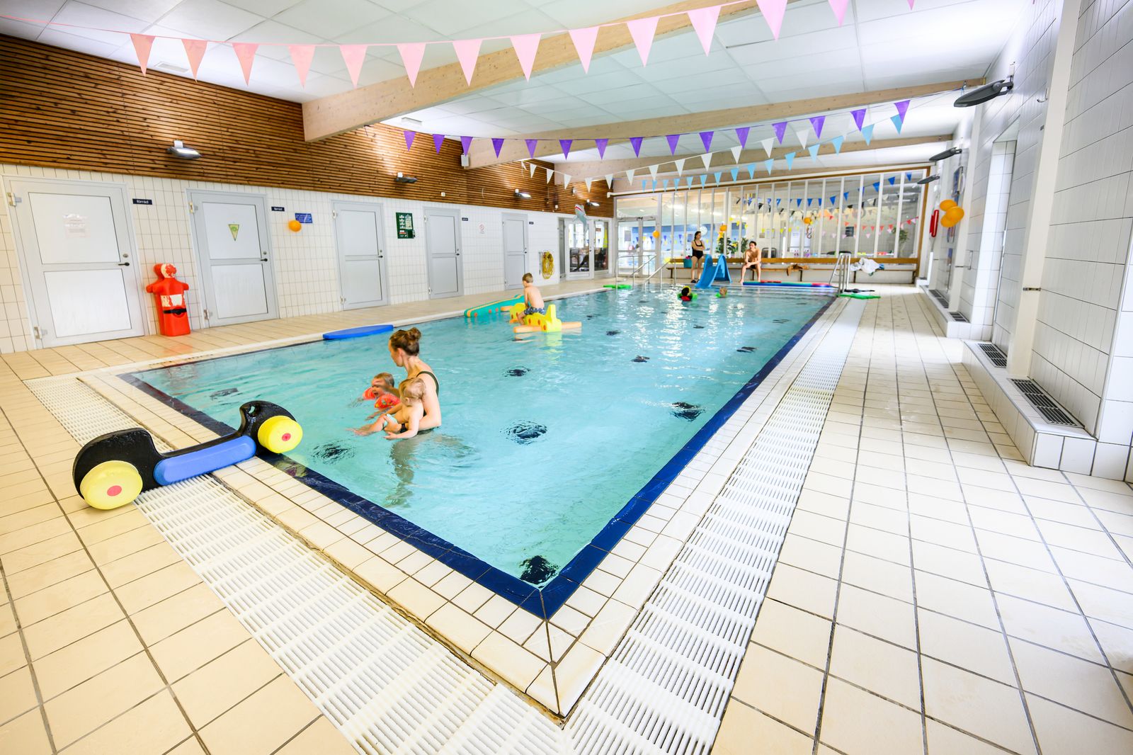 Nacka Simhall - Bad, Simning & Vattenträning – Medley